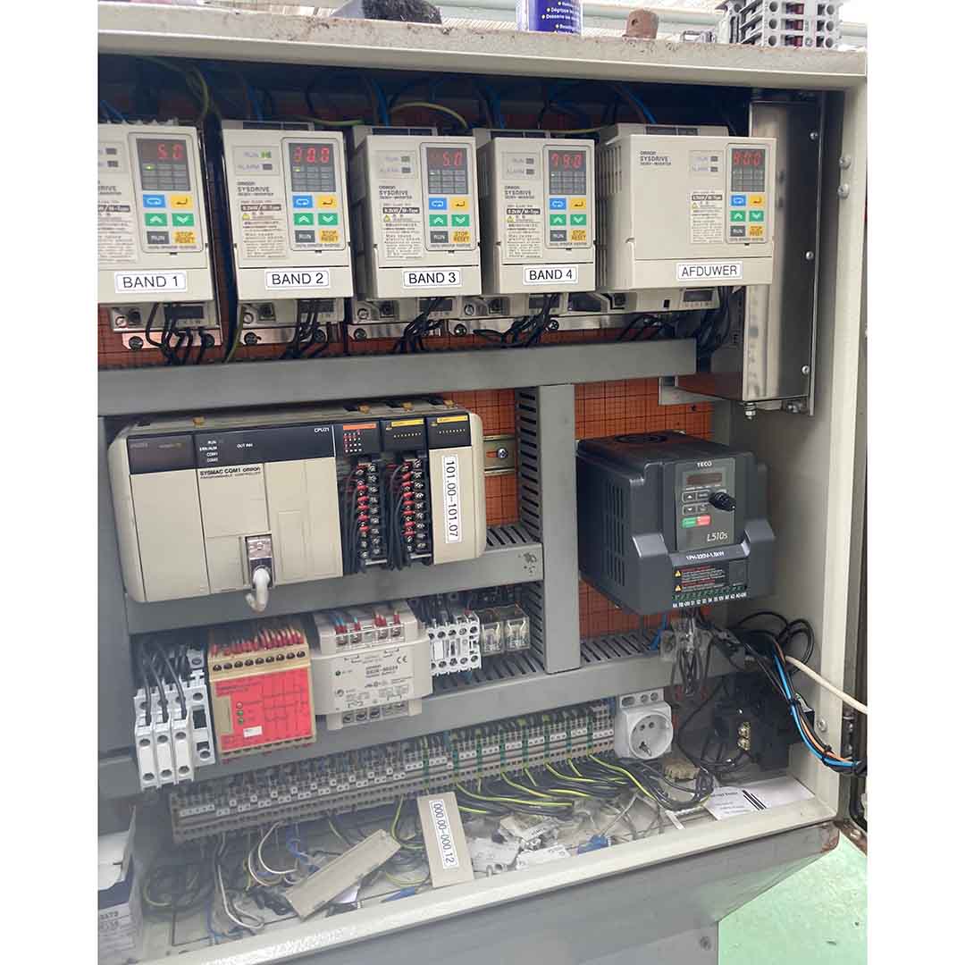 Heto buffer conveyor with pusher and feeder belts must go quickly ...