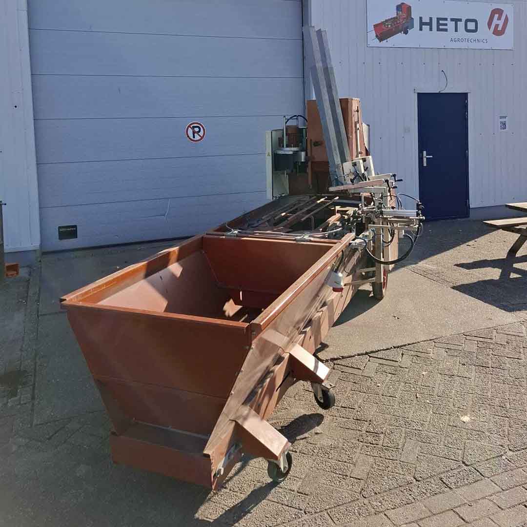 Javo SE potting machine with double pot dispenser and pneumatic outfee ...