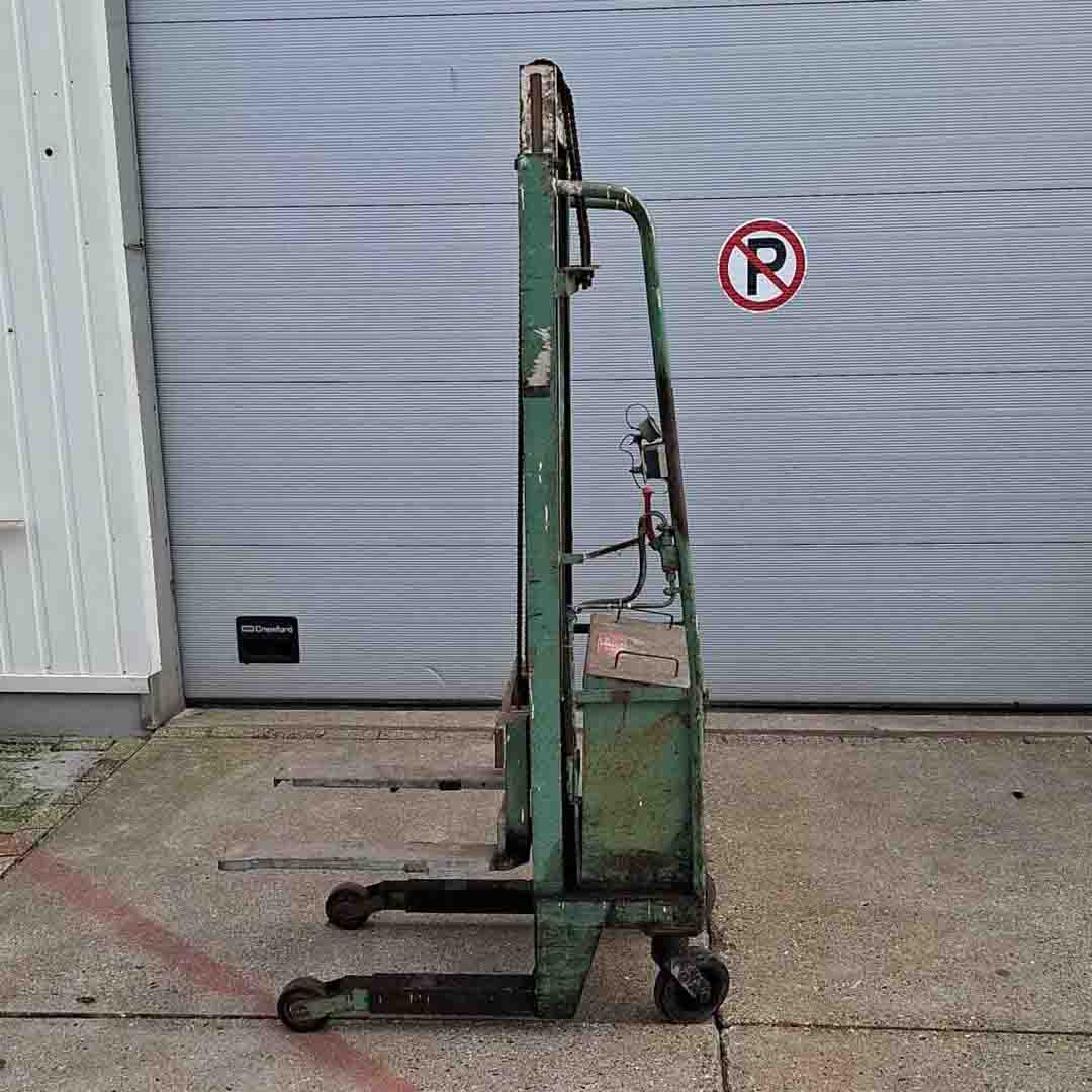 Mobile mesh box stacker, in good working condition with battery and ch ...